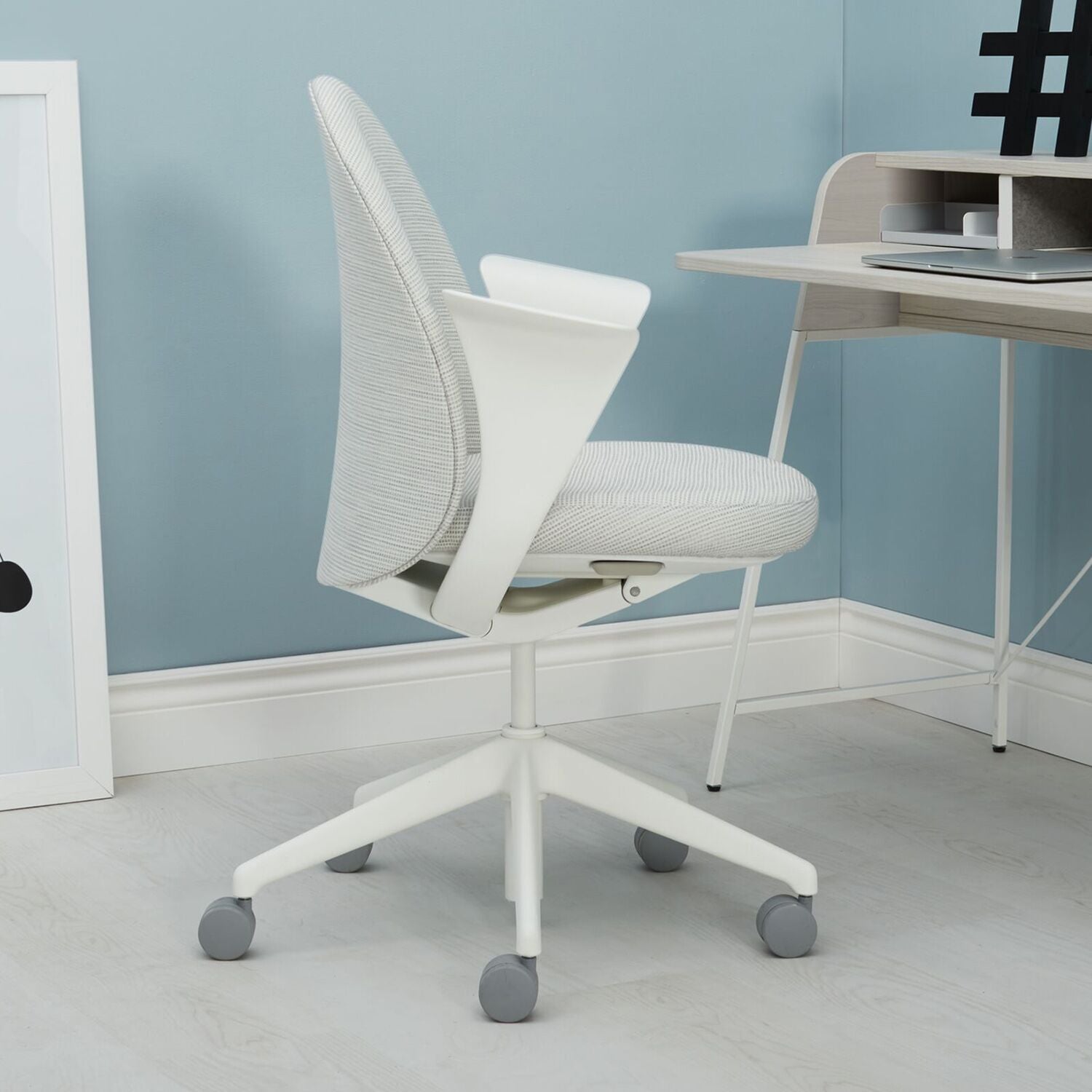 Essa Task Chair, Fixed Arms – Teknion Store Canada
